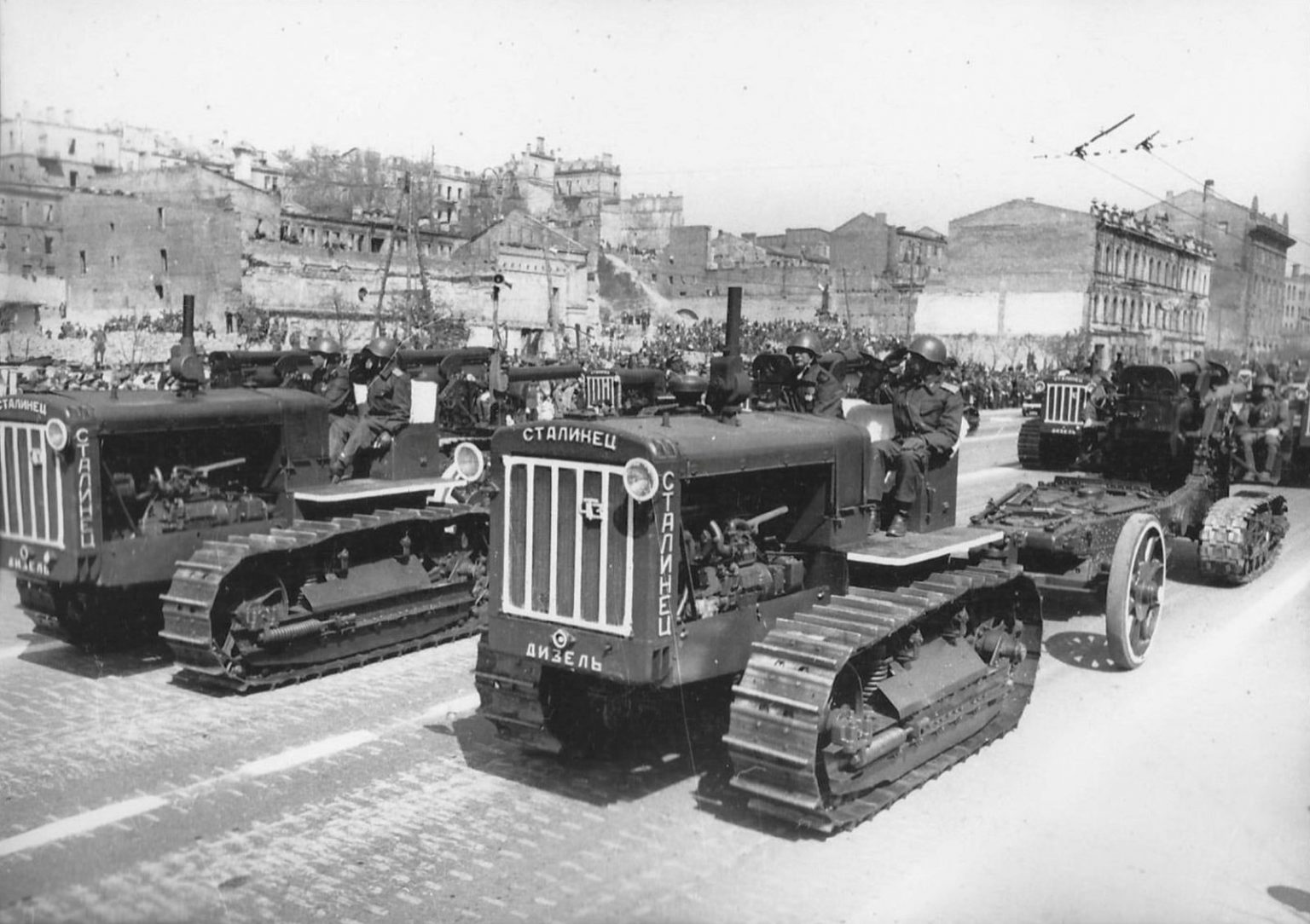 Stalinets-65 (C-65) Soviet Heavy Artillery Tractor - Real History Online